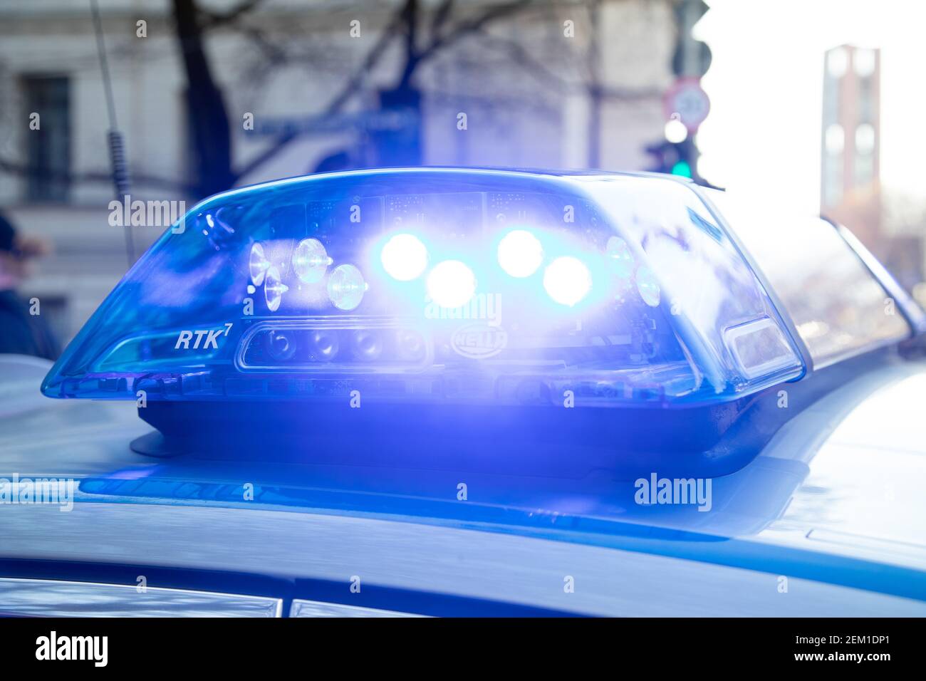 Polizeiwagen mit Blaulicht im Einsatz. -- Police car with bluelight in ...