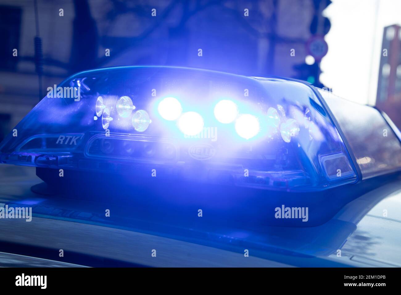Polizeiwagen mit Blaulicht im Einsatz. -- Police car with bluelight in ...