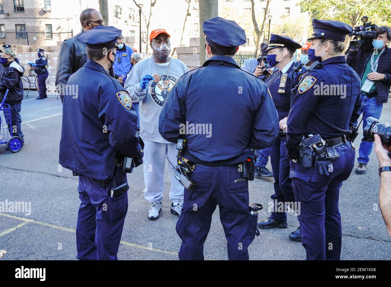 Tracy Morgan seen talking to NYPD officers during the Thanksgiving ...