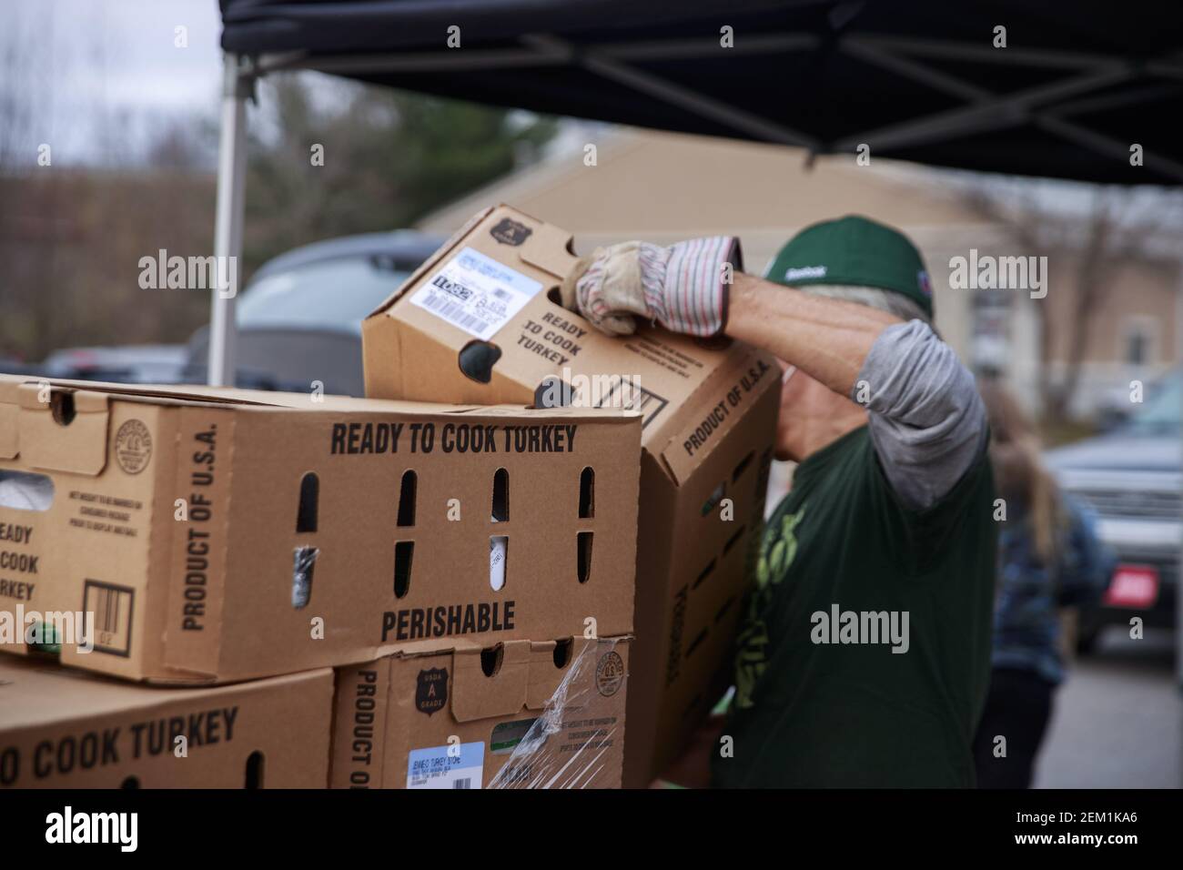 Turkeys are distributed for Thanksgiving meals by Pantry 279 volunteers ...