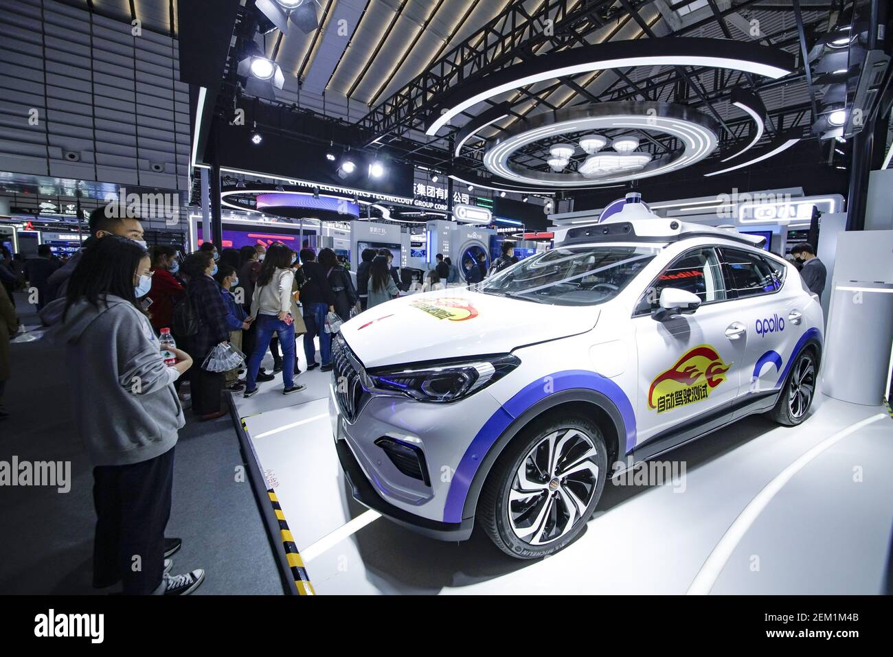 People take photos of Baidu's AI taxi Apollo Go at the 2020 World ...