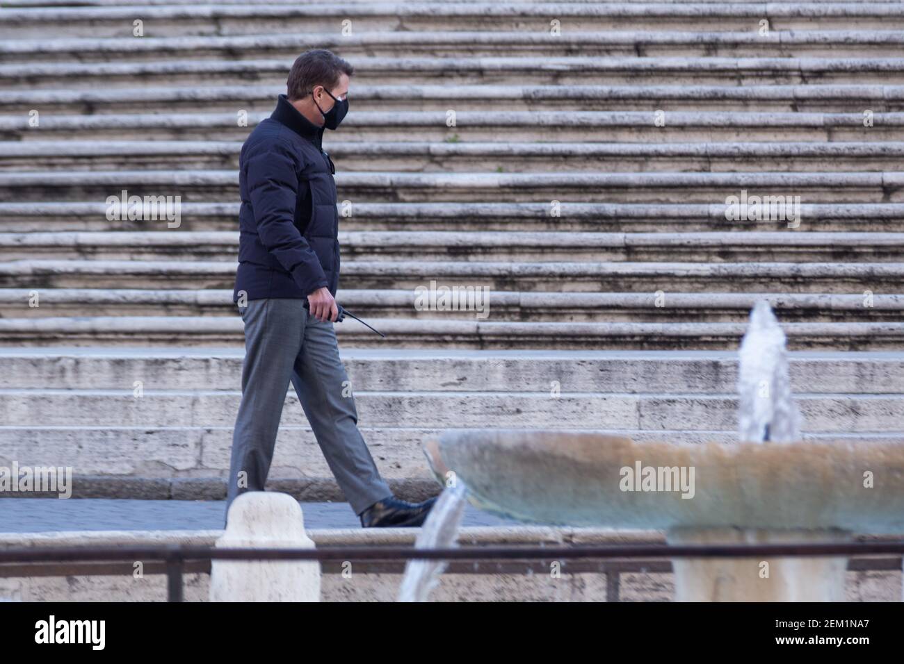 (11/22/2020) Tom Cruise on the set of the Spanish Steps in Rome to ...