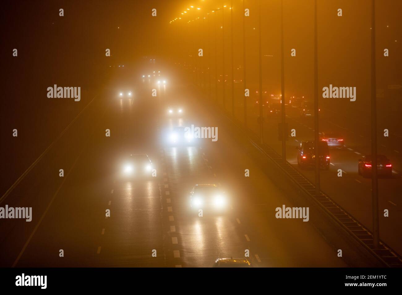 Dichter Smog über einer Autobahn in München am 23. November 2020. Autos ...