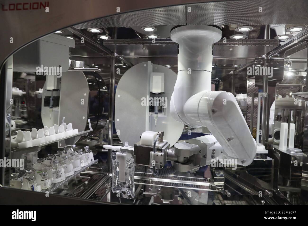 The automatic dispensing medicines robot comes into service in Hefei ...