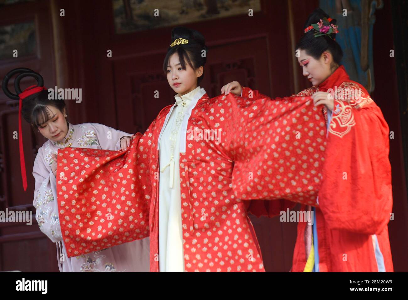 The traditional Han clothes lovers are dancing at the Han Dynasty ...