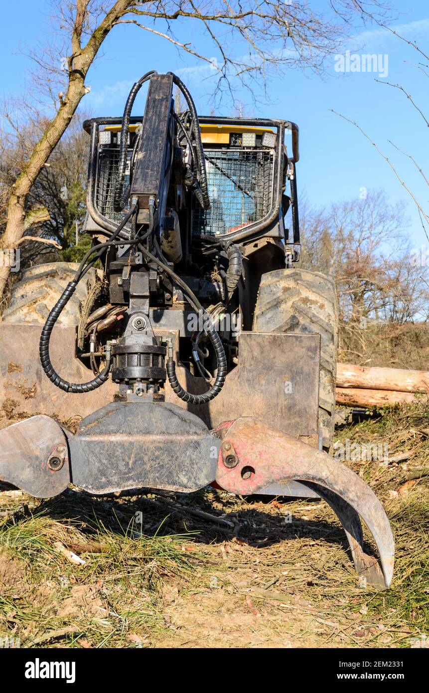 Knuckleboom log loader hi-res stock photography and images - Alamy