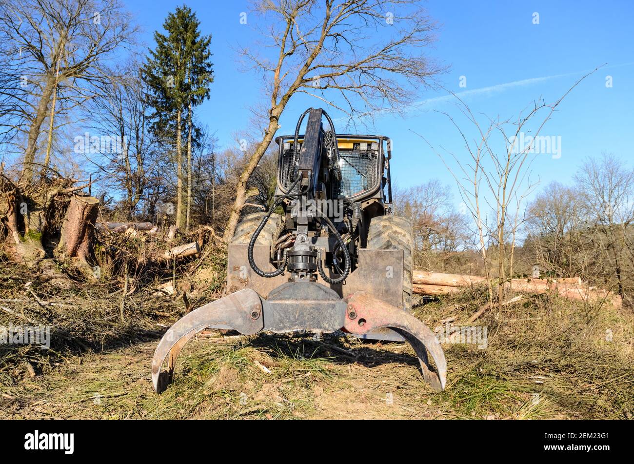 Knuckleboom log loader hi-res stock photography and images - Alamy