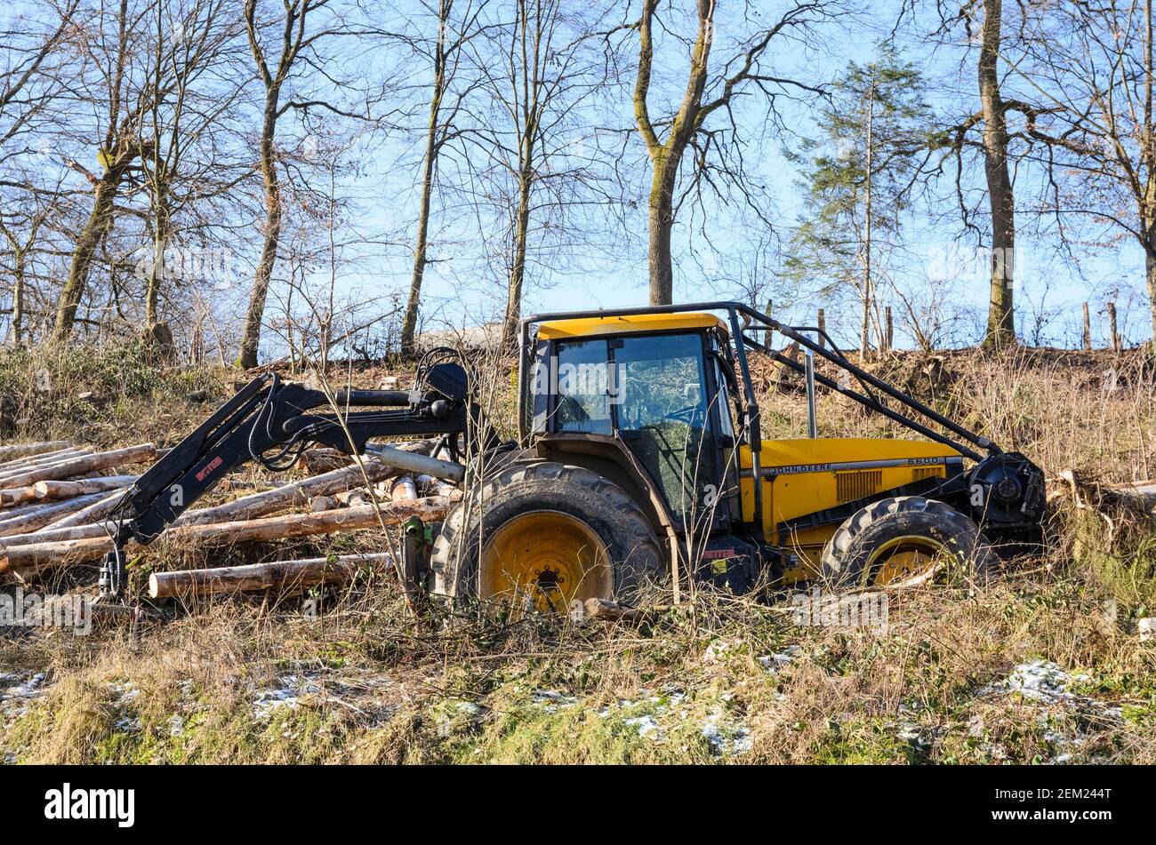 Knuckleboom log loader hi-res stock photography and images - Alamy