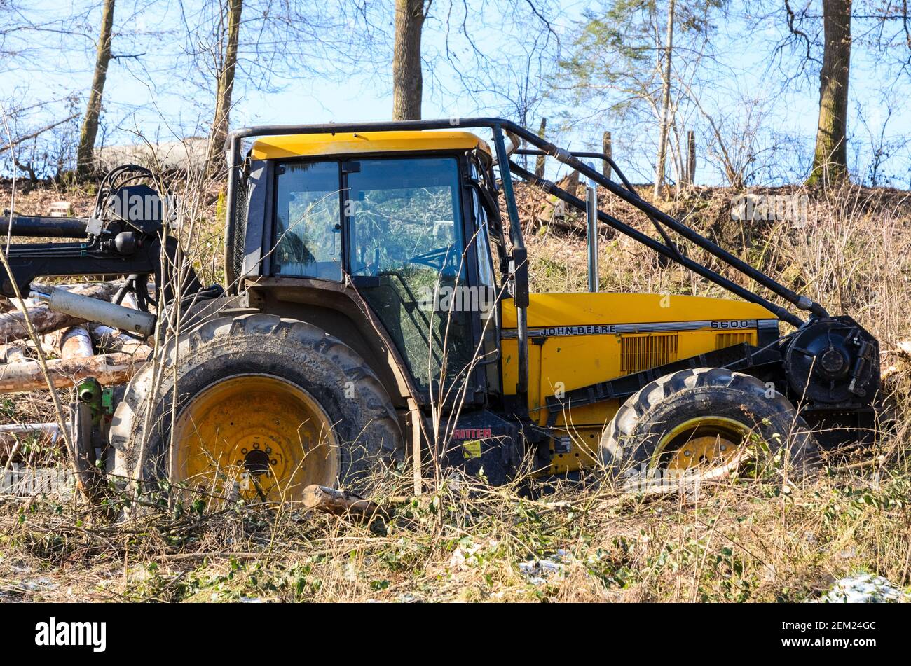 Knuckleboom log loader hi-res stock photography and images - Alamy