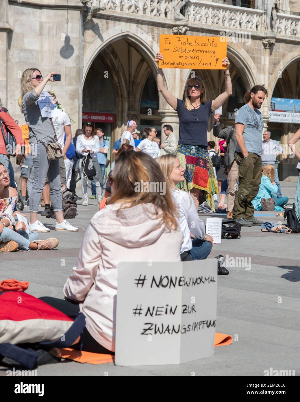 Auf den Schildern steht " Für Freiheitsrechte und Selbsbestimmung in ...