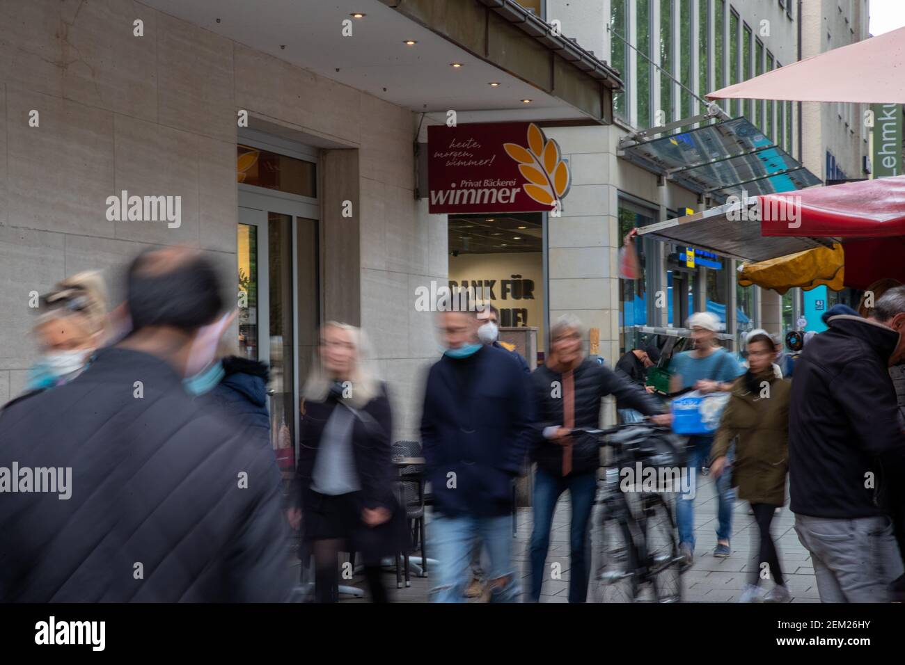 Menschenmassen in der Leopoldstraße. Am Samstag, den 30. Mai haben ...