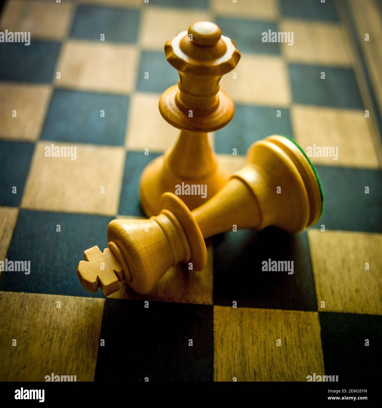 King toppled queen chess pieces hi-res stock photography and images - Alamy