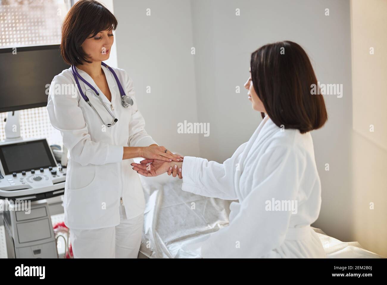 Checking pulse neck hi-res stock photography and images - Alamy