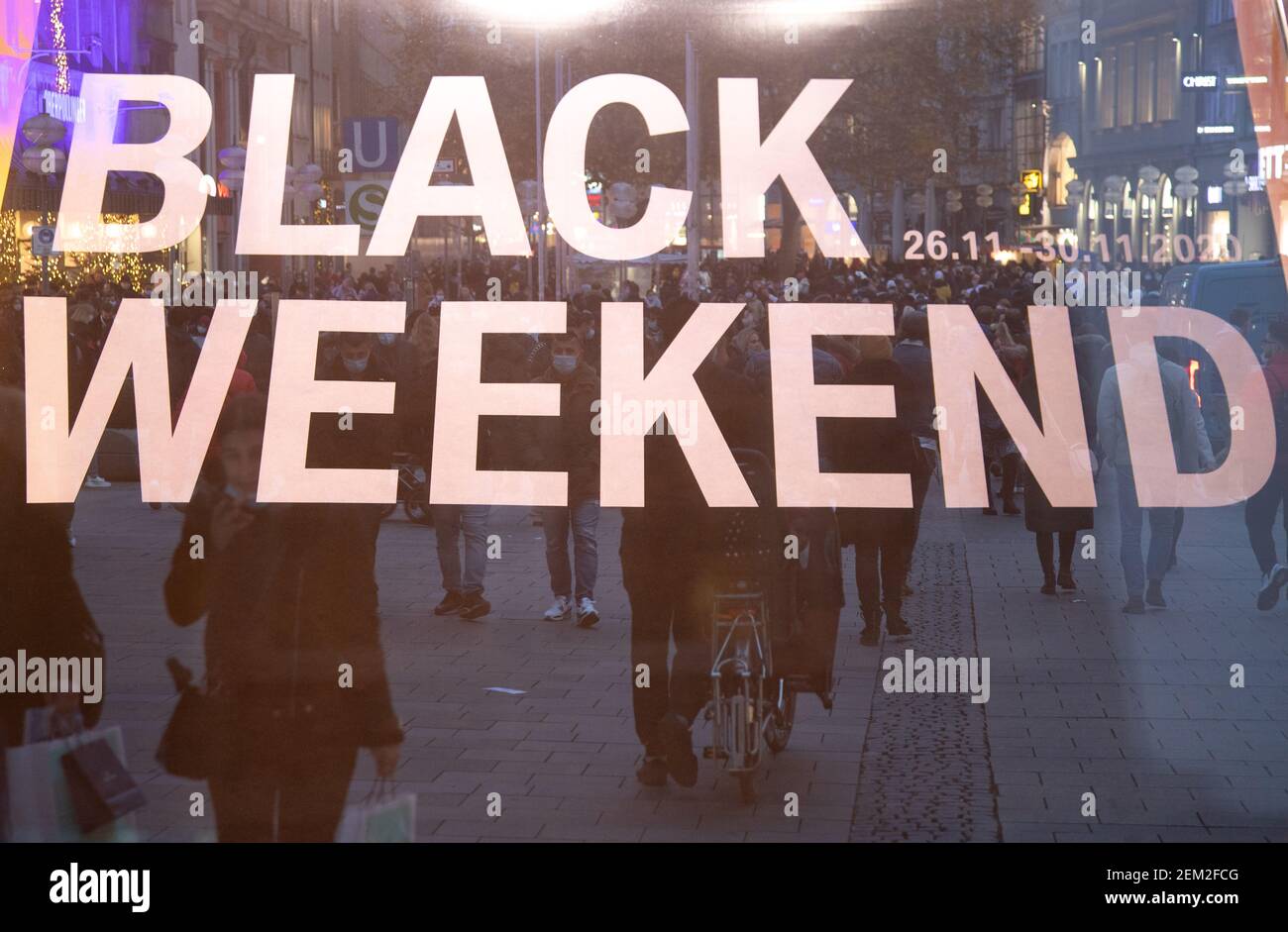 Mehrfachbelichtung von einem Plakat zum Black Friday und Menschen, die ...