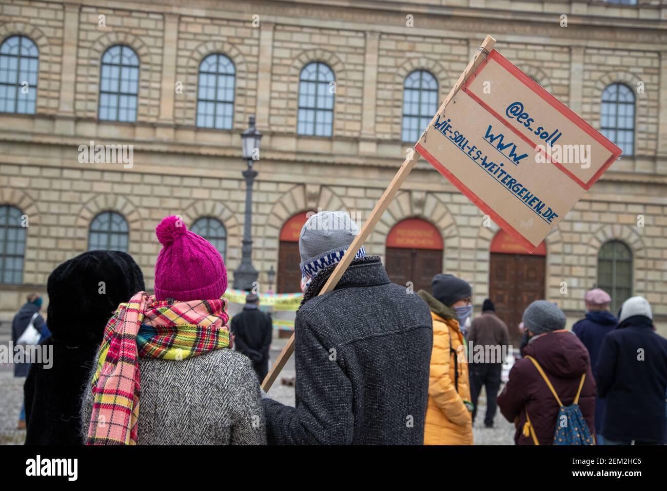 Demonstrant fragt mit Schild, wie es weitergehen soll auf einer ...