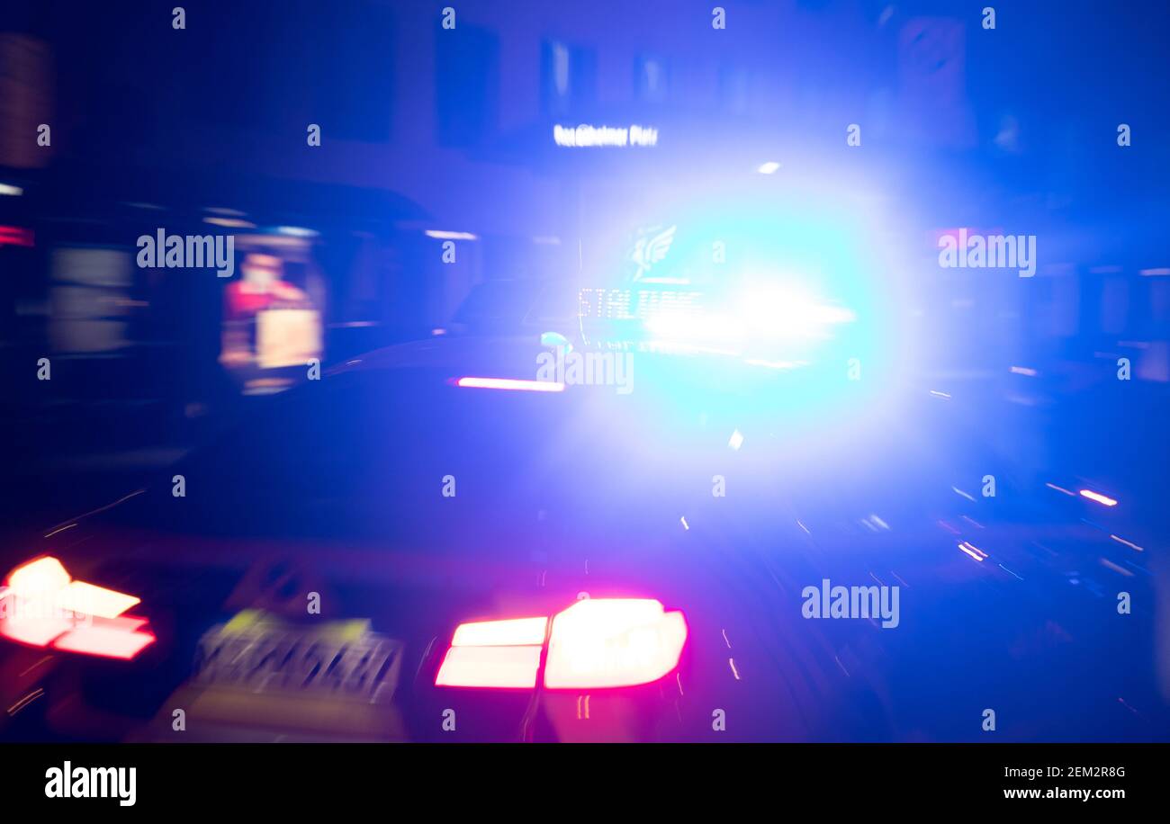 Polizeiwagen mit Blaulicht im Einsatz. -- Police car with bluelight in ...