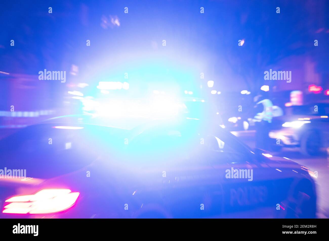 Polizeiwagen mit Blaulicht im Einsatz. -- Police car with bluelight in ...