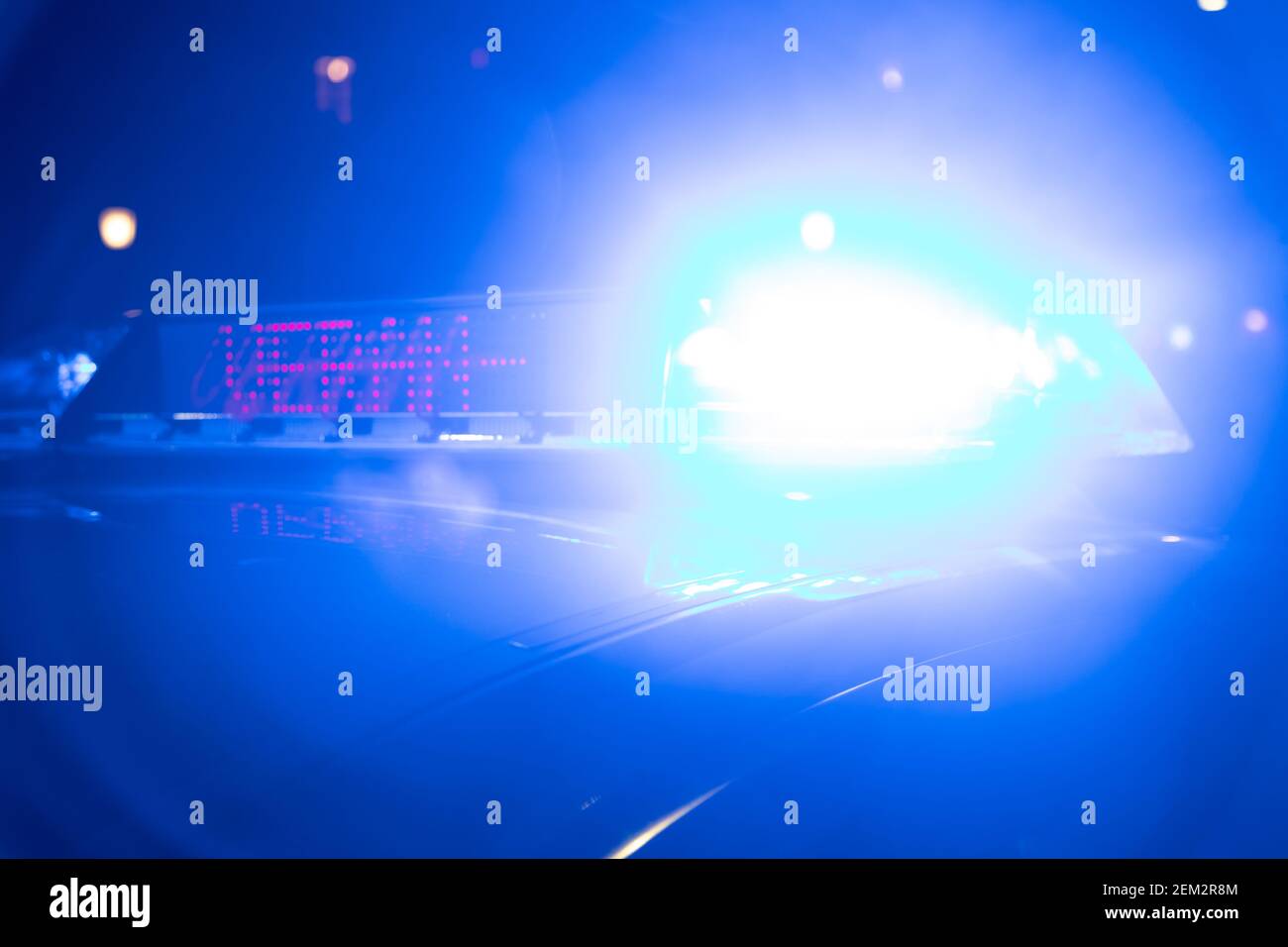 Polizeiwagen mit Blaulicht im Einsatz. -- Police car with bluelight in ...