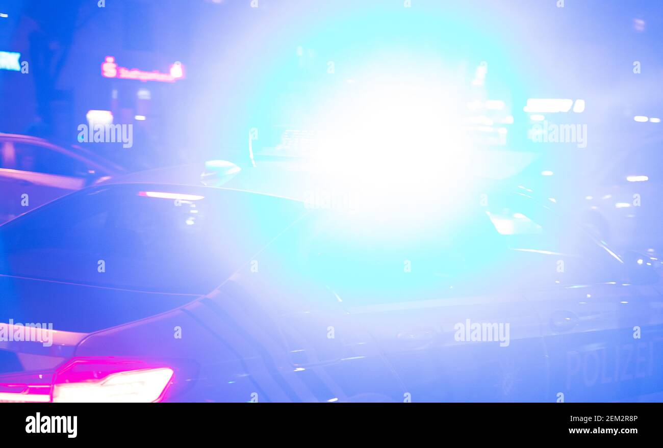 Polizeiwagen mit Blaulicht im Einsatz. -- Police car with bluelight in ...
