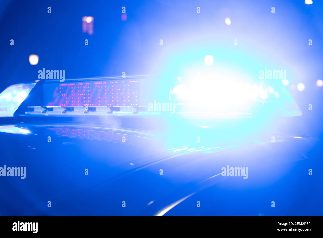 Polizeiwagen mit Blaulicht im Einsatz. -- Police car with bluelight in ...