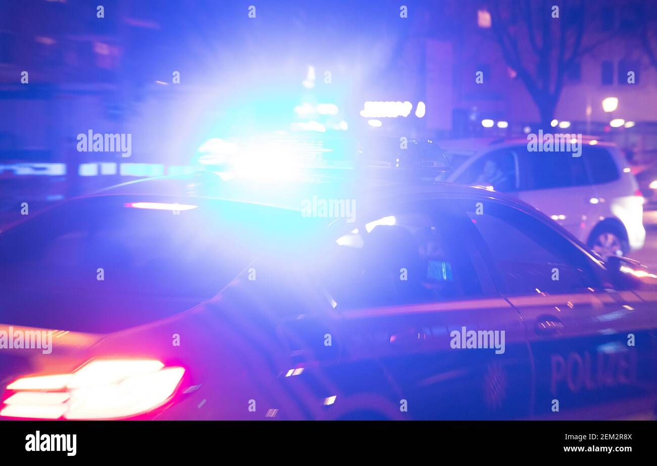 Polizeiwagen mit Blaulicht im Einsatz. -- Police car with bluelight in ...