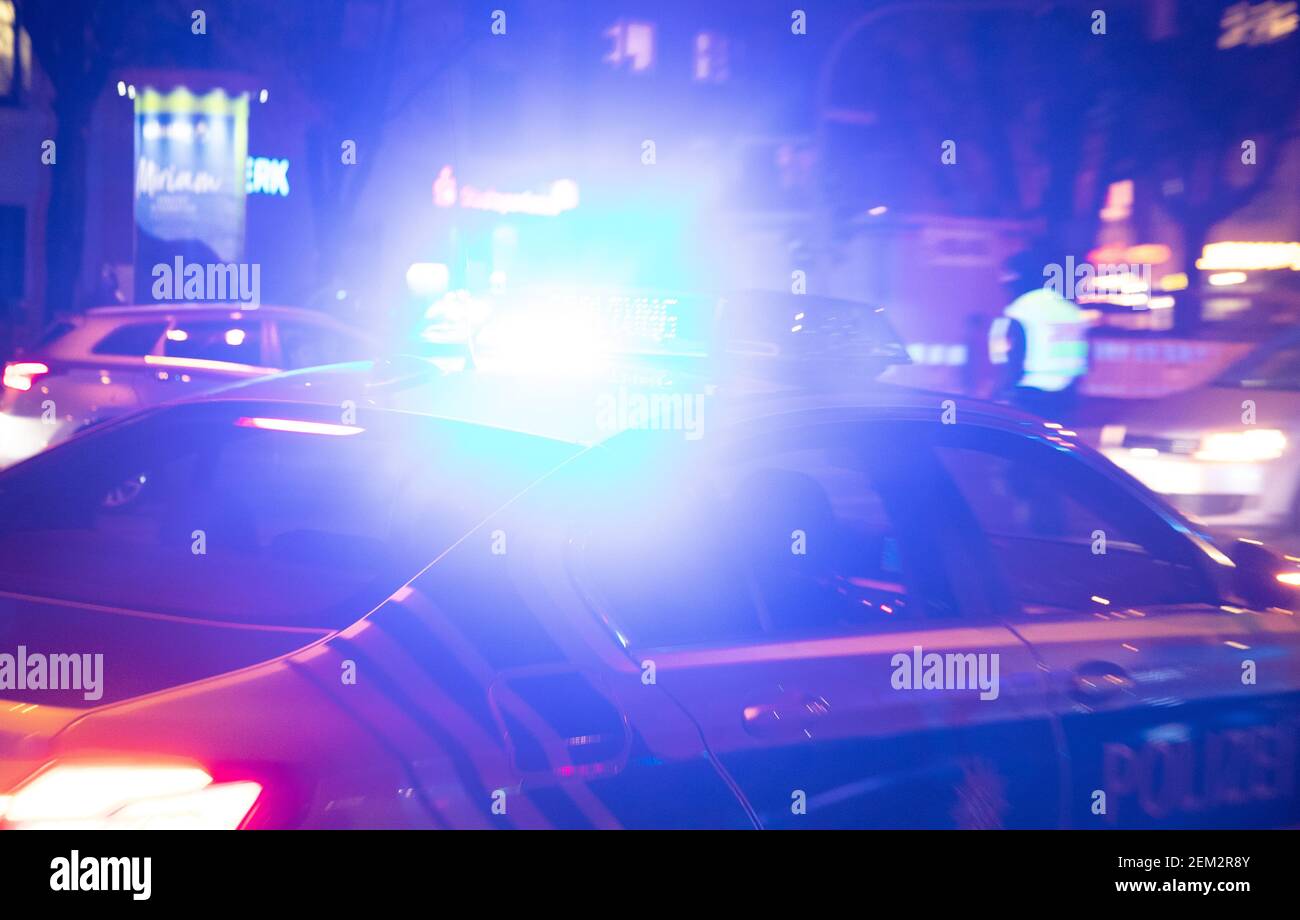 Polizeiwagen mit Blaulicht im Einsatz. -- Police car with bluelight in ...