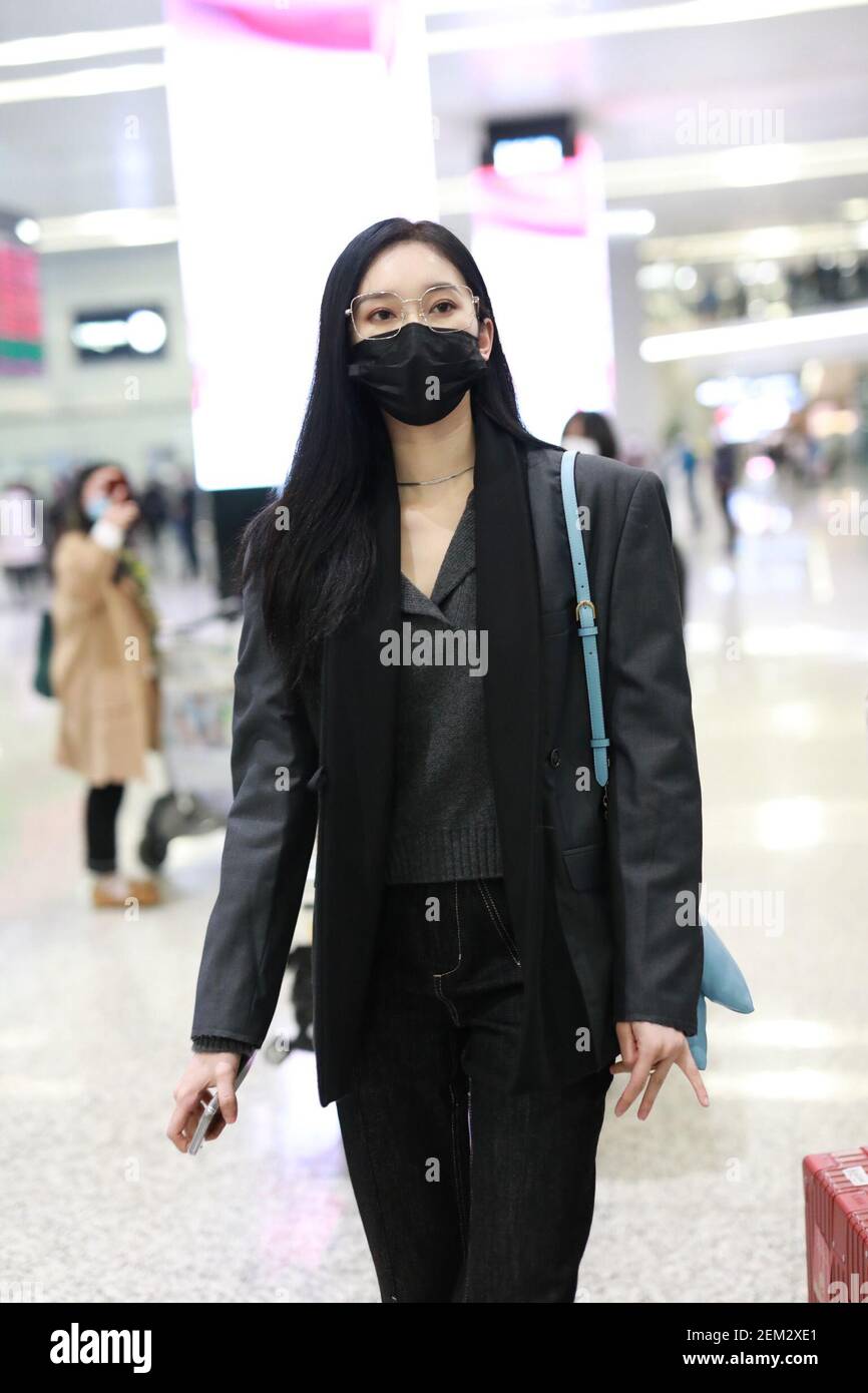 Chinese singer and idol Liu Lingzi shows up in black at an airport ...