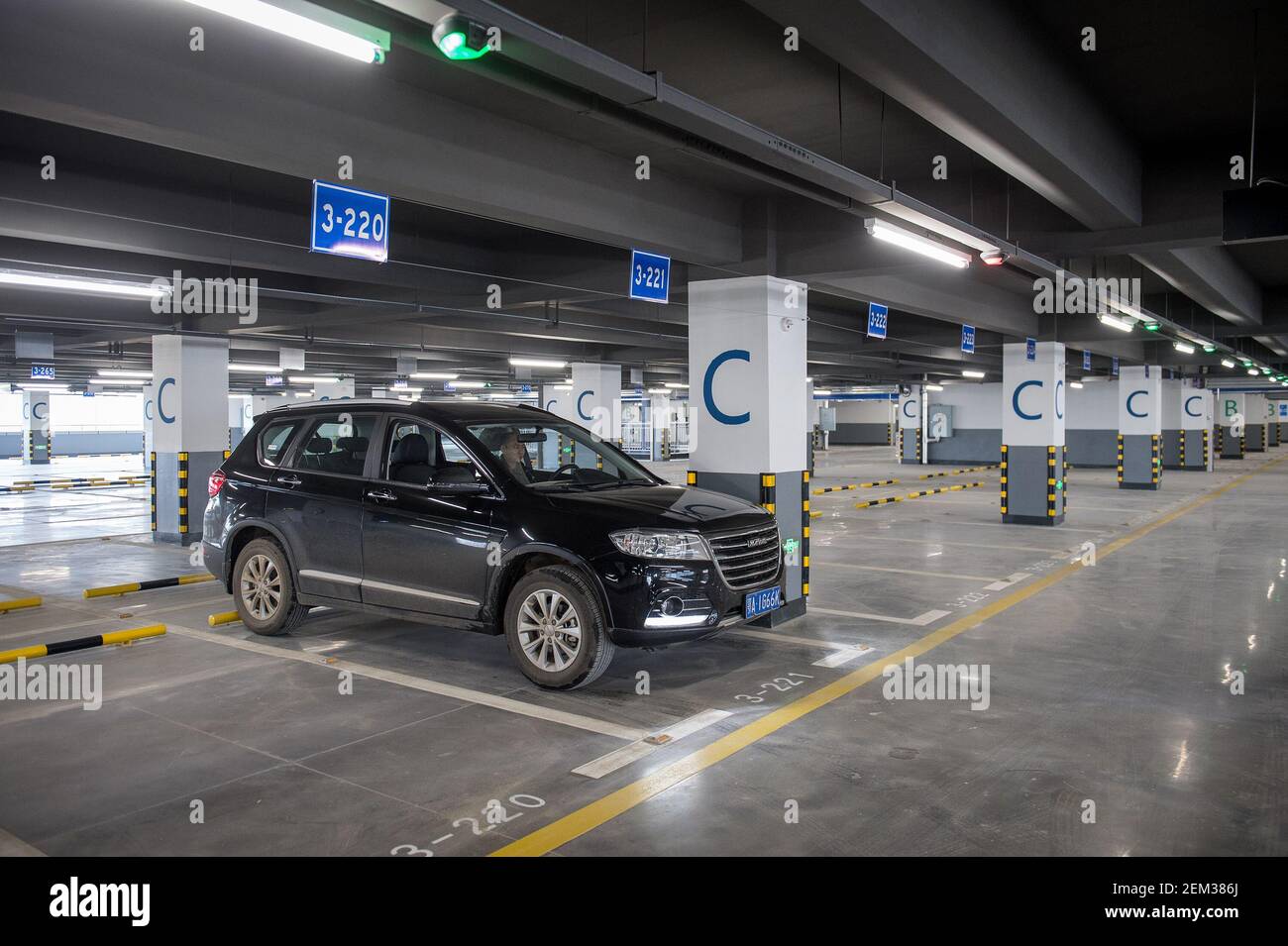 The largest parking building in central China, the parking building of ...