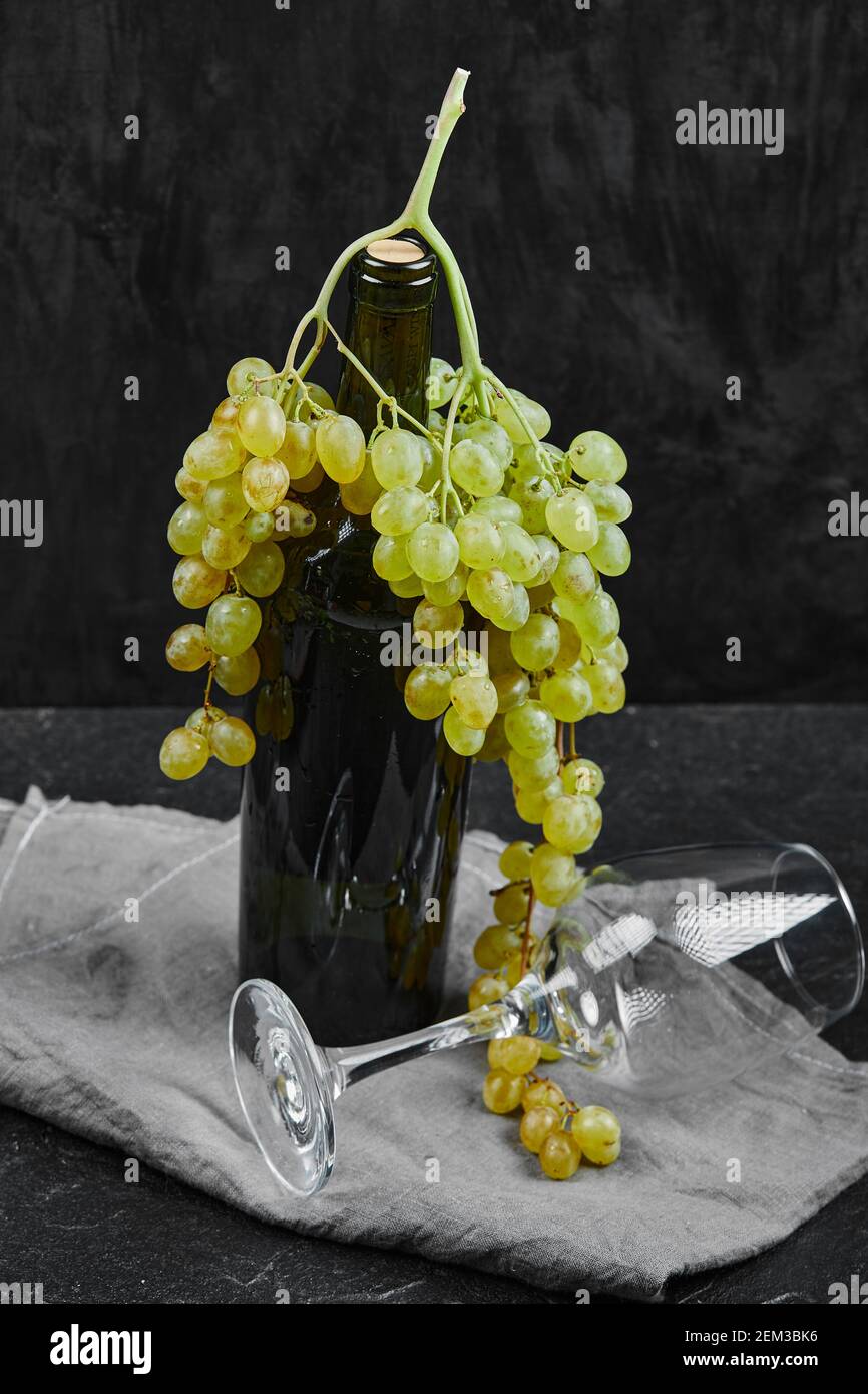 Empty fruit bunch hi-res stock photography and images - Alamy