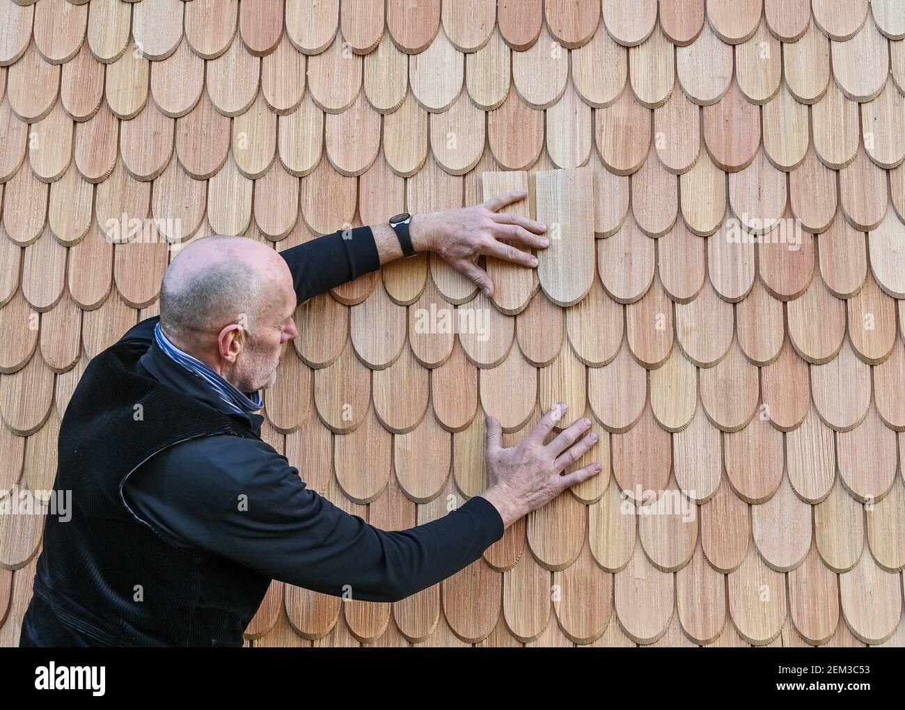 Larch shingles hi-res stock photography and images - Alamy