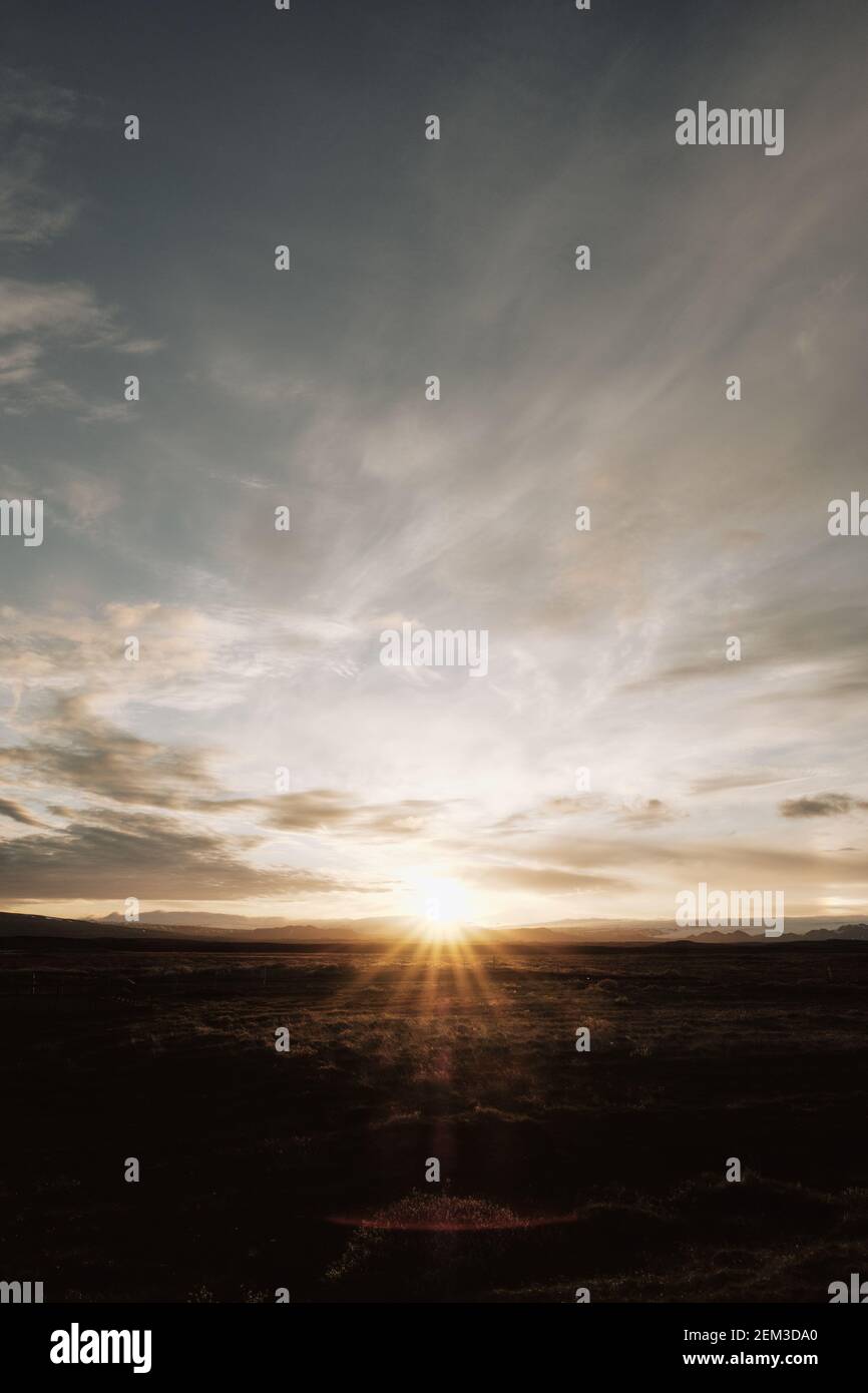 A minimal empty sunset / setting sun landscape - landscape minimalism ...