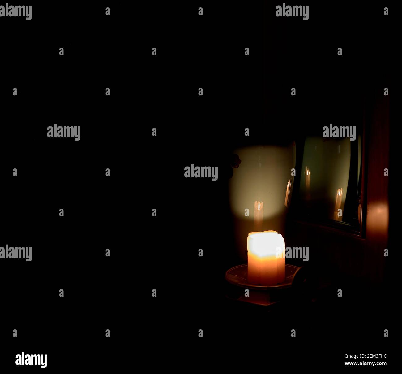 Light refraction mirror hi-res stock photography and images - Alamy