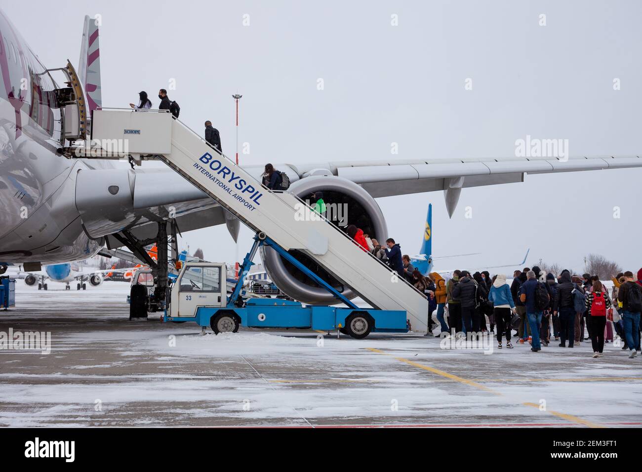 Passenger boarding airplane ladder hi-res stock photography and images ...