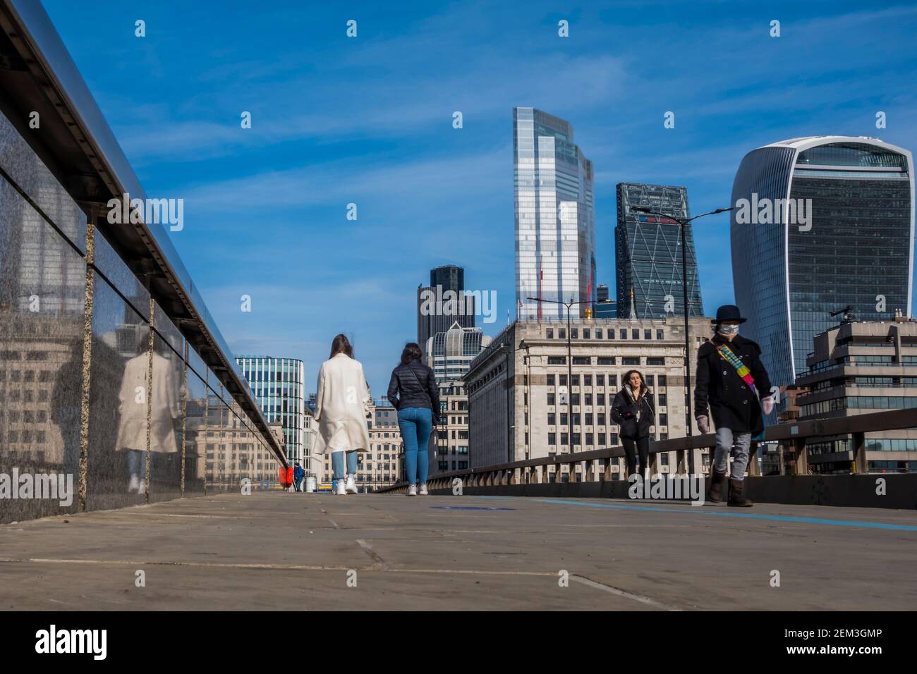 Three tier bridge hi-res stock photography and images - Alamy