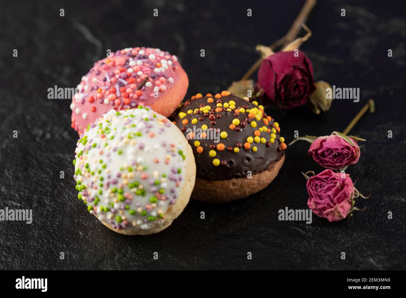 Flat doughnuts hi-res stock photography and images - Alamy