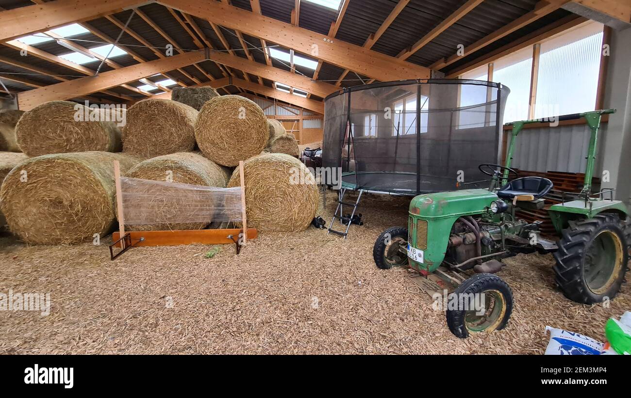 Straw barns hi-res stock photography and images - Alamy