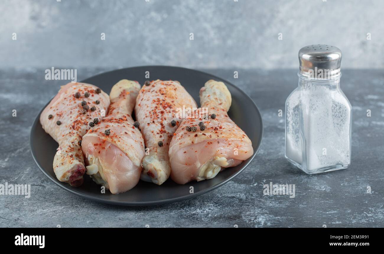 Fresh marinated chicken legs with salt ready to cook Stock Photo - Alamy