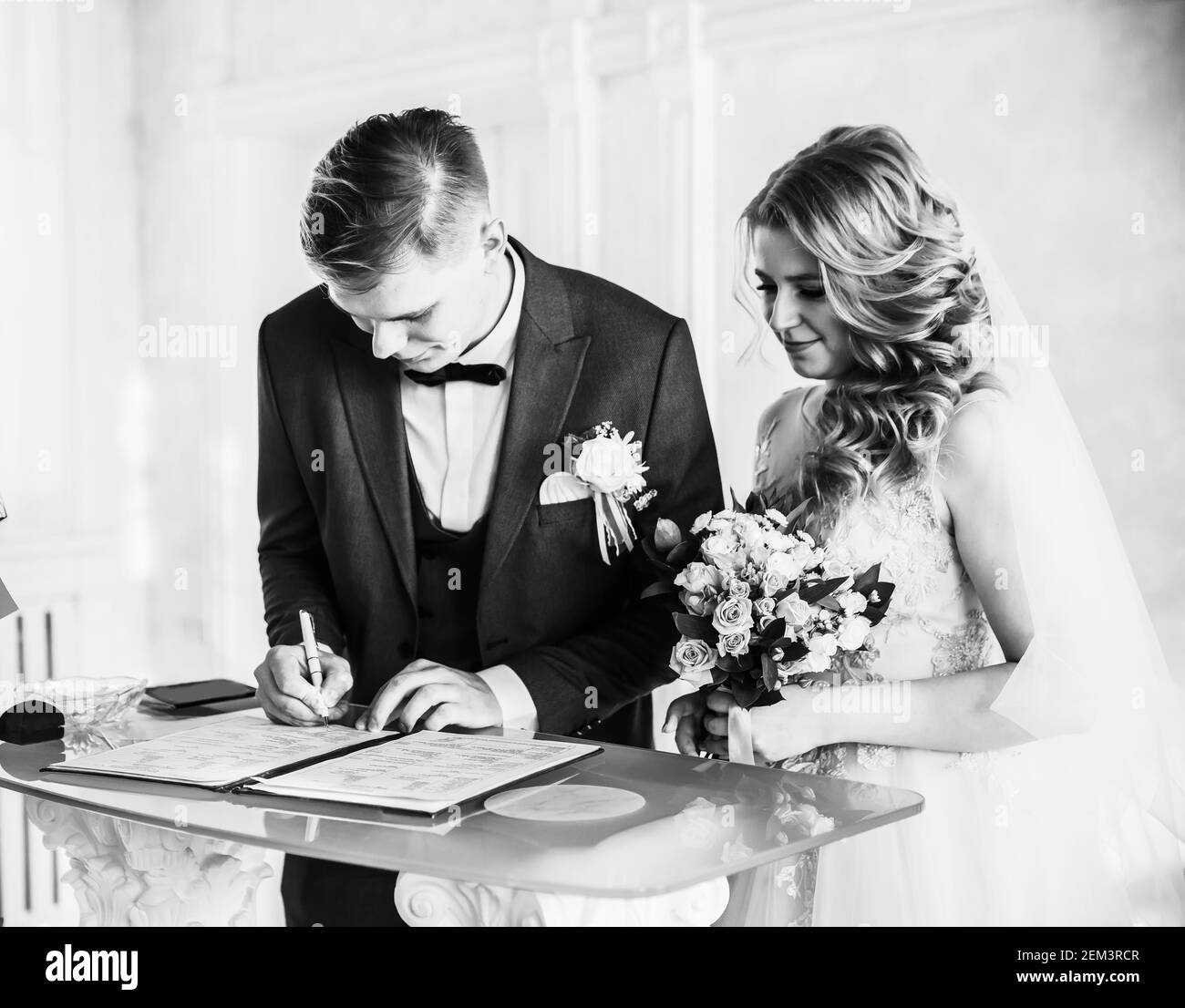 Woman man signing contract Black and White Stock Photos & Images - Alamy
