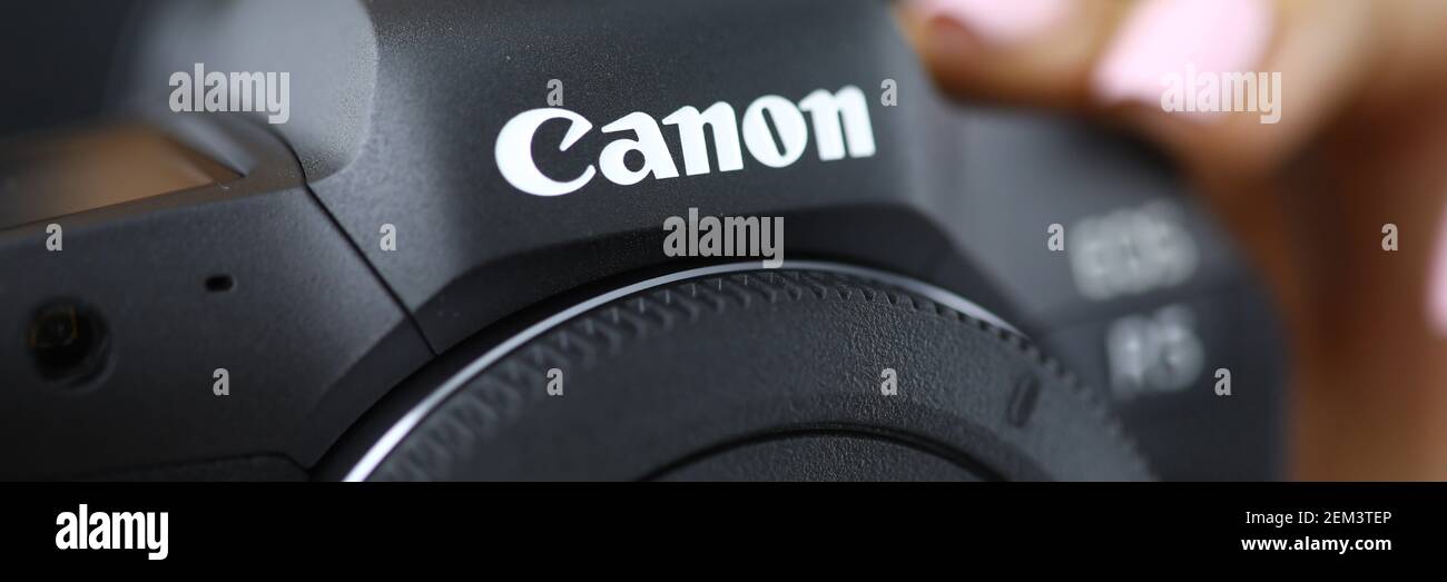 Female hand holding a camera canon eos rs Stock Photo - Alamy
