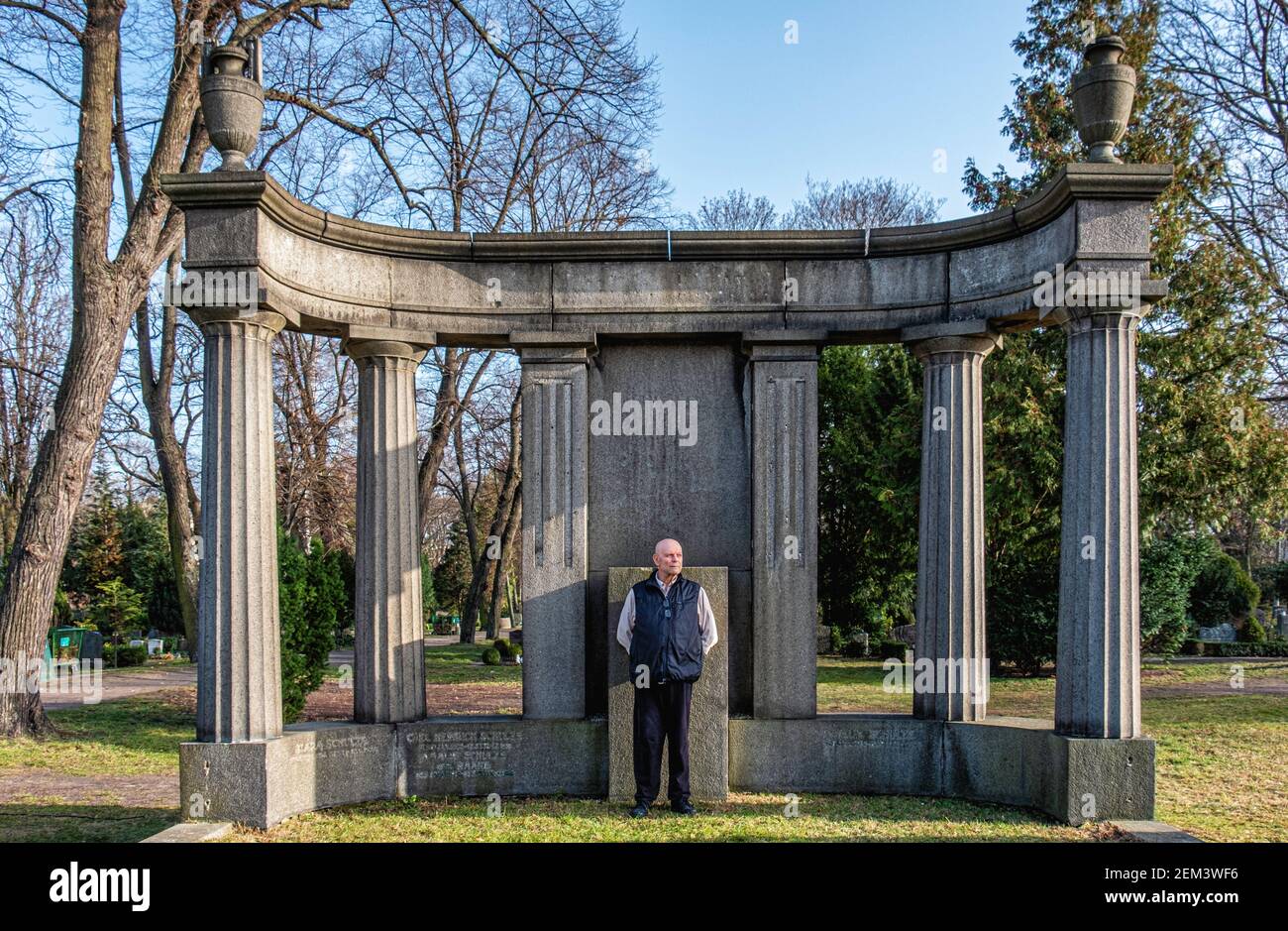 Old man standing at grave yard hi-res stock photography and images - Alamy