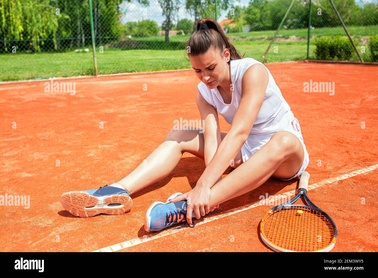Leg injury on the tennis court, unpleasant pain Stock Photo - Alamy