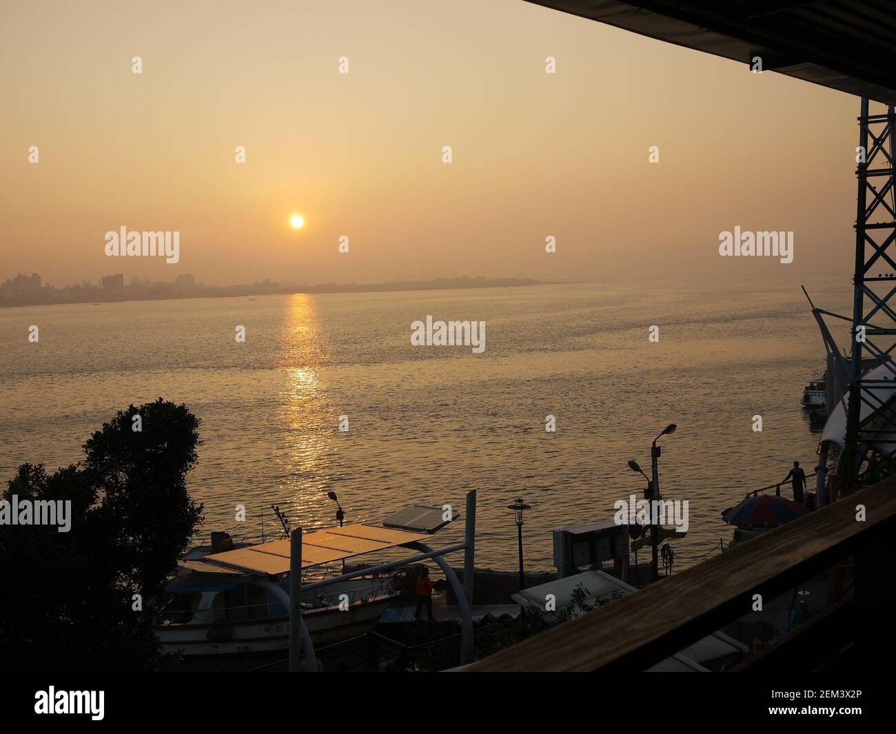 Sun sinking into sea hi-res stock photography and images - Alamy