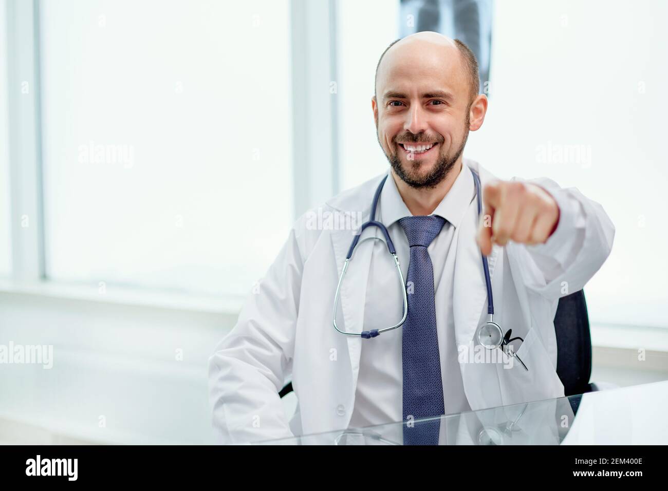 Male doctor pointing medical hi-res stock photography and images - Alamy