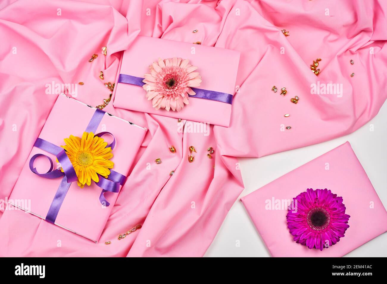 Cute spring gift boxes with daisy flowers. Spring floral background ...