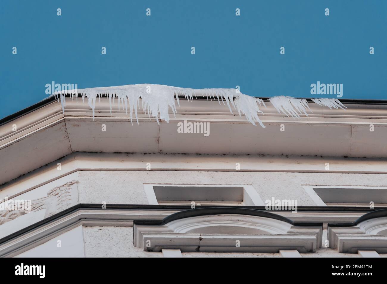 Edge of roof hi-res stock photography and images - Alamy