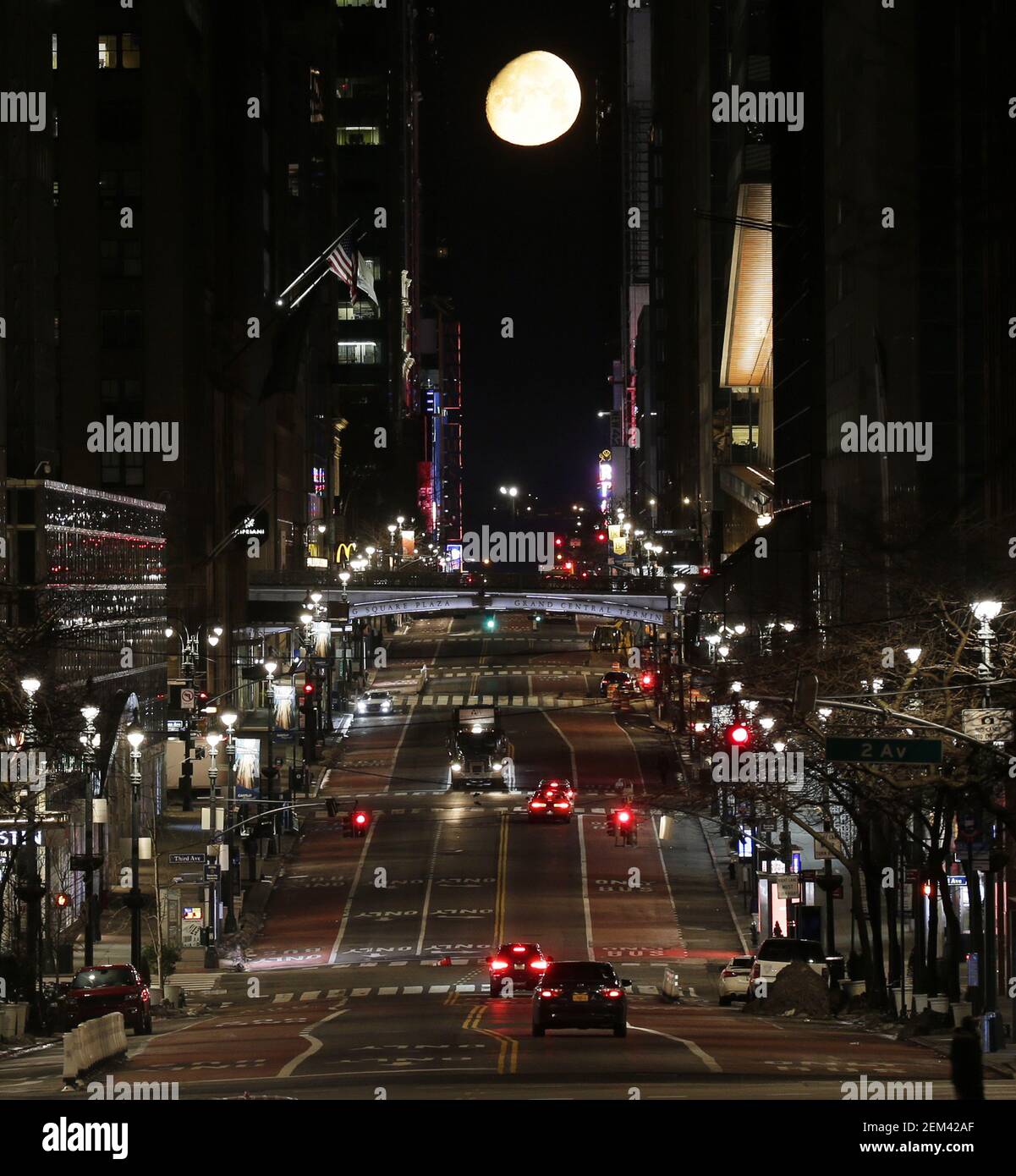 New York, United States. 24th Feb, 2021. The moon sets behind 42nd ...