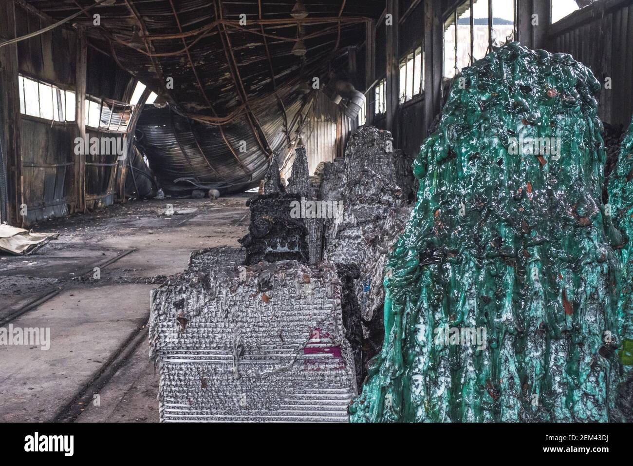 Ruins of a burnt production hall Stock Photo - Alamy