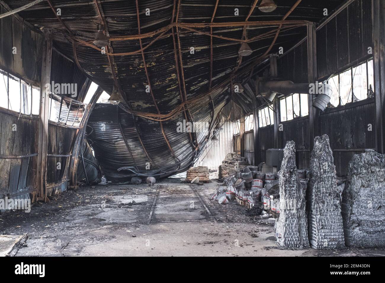 Ruins of a burnt production hall Stock Photo - Alamy