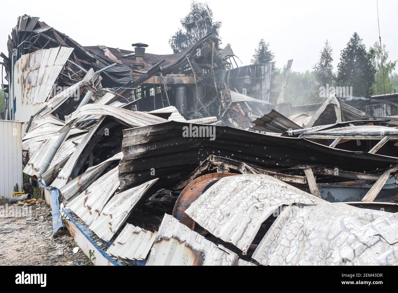 Ruins of a burnt production hall Stock Photo - Alamy
