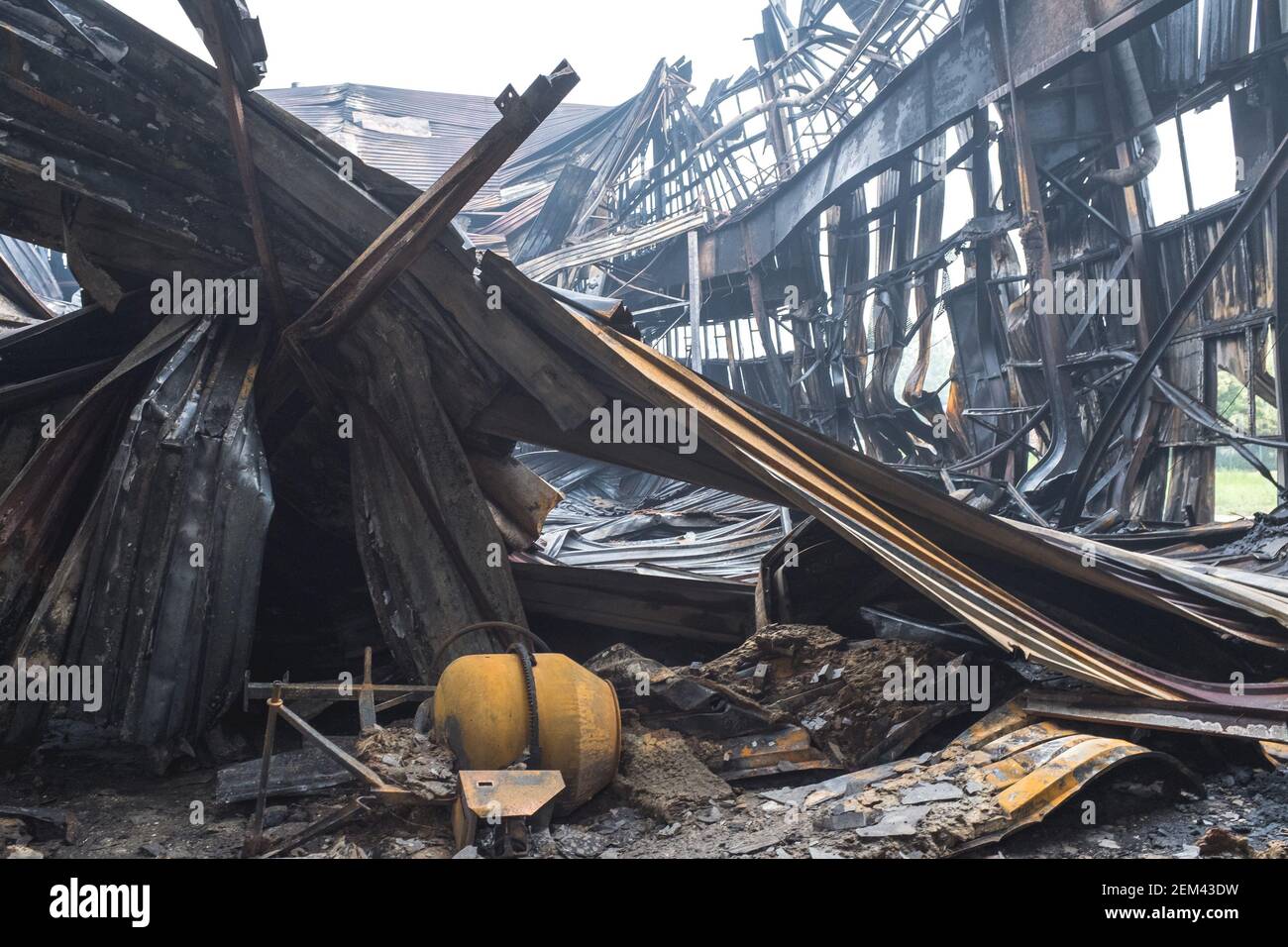 Ruins of a burnt production hall Stock Photo - Alamy